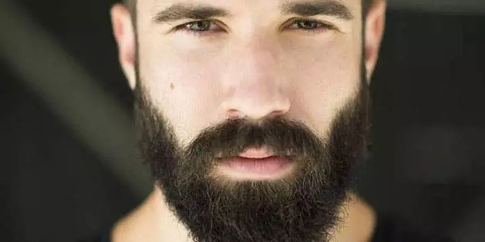 Un homme avec une barbe