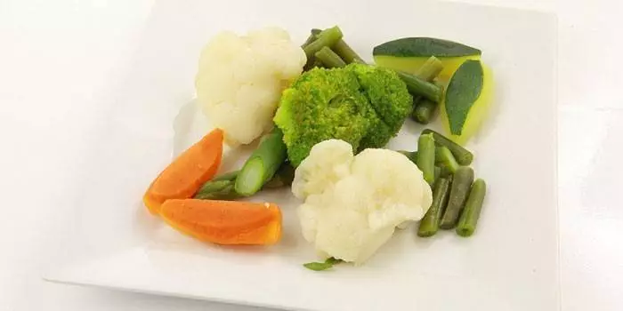 Légumes bouillis sur une assiette