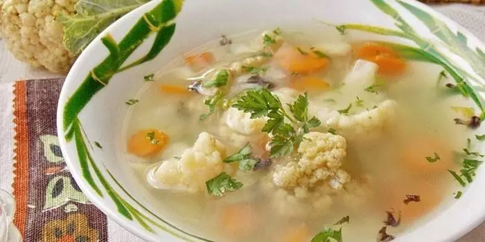 Soupe de légumes au chou-fleur dans une assiette