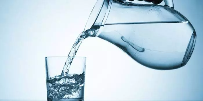 น้ำในขวดเหล้าและแก้ว