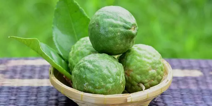 Litholoana tsa Bergamot ka poleiti