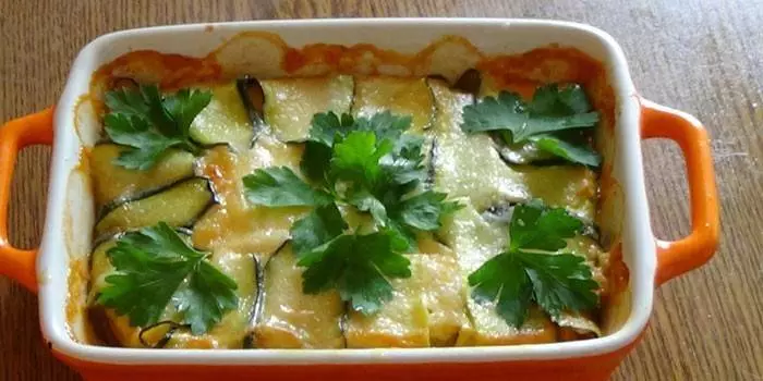 Zucchini u chum casserole f'zalza bil-krema tal-ġobon