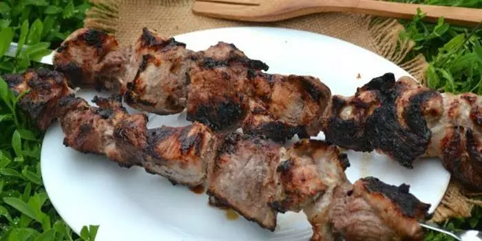 Kész sertés kebab egy tálon