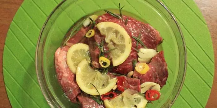 Carne de porco marinada con limón