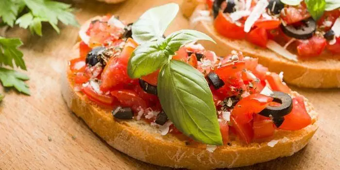 Italienesch Sandwichen mat Tomaten, Oliven an Oregano