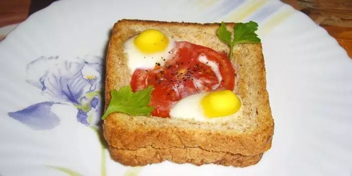 Sandwich ti o gbona pẹlu ham, tomati ati eyin