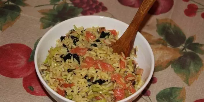 سلطة سوشي كسولة مع أرز وسمك أحمر