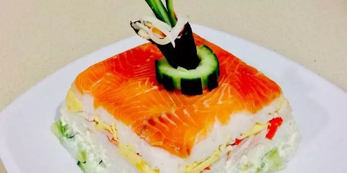 Insalata Sushi bil-ħjar, ħut aħmar u ġobon Philadelphia