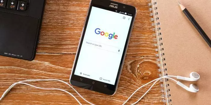 Smartphone Asus με πρόγραμμα περιήγησης Google