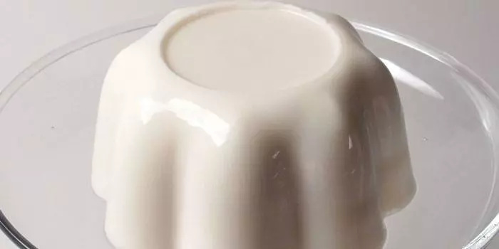 ایک پلیٹ میں بادام کے دودھ کی جیلی تیار ہے۔