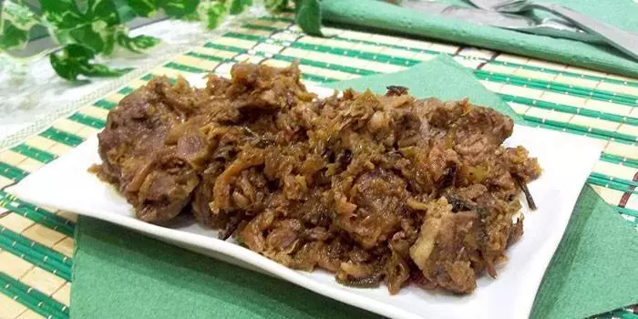 Савойска зелева яхния със свинско месо