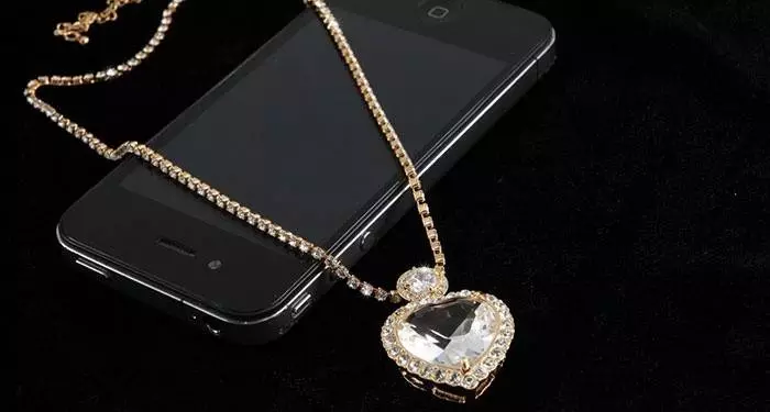 Χρυσά μενταγιόν καρδιές: σε μορφή δύο μισών, με διαμάντια και πέτρες Swarovski, νέα αντικείμενα το 2019 με φωτογραφία