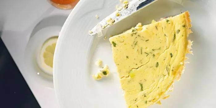 Porzjon ta 'omelet lest bil-ħxejjex aromatiċi