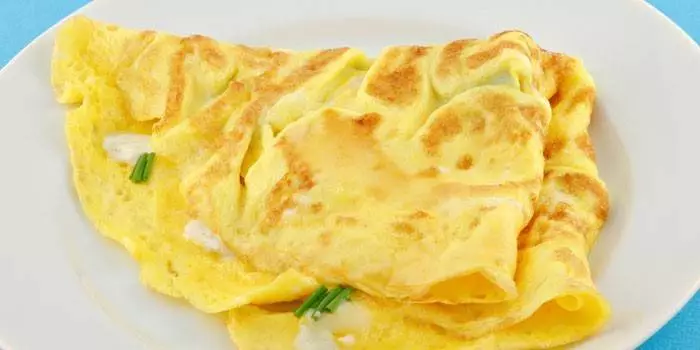 Plonas dietinis omletas su varške ir žolelėmis