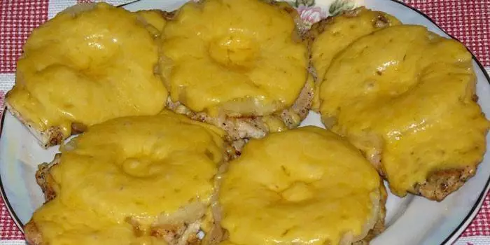Запечанае курынае філе пад ананасамі і сырам