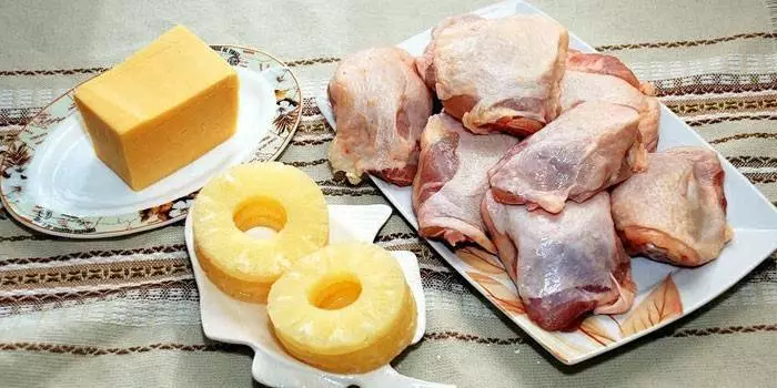 Hähnchenschenkel, Ananasscheiben und Käse