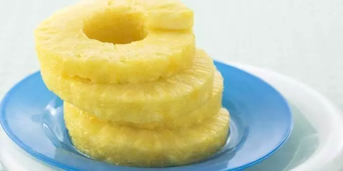 Ananasscheiben aus der Dose auf einem Teller