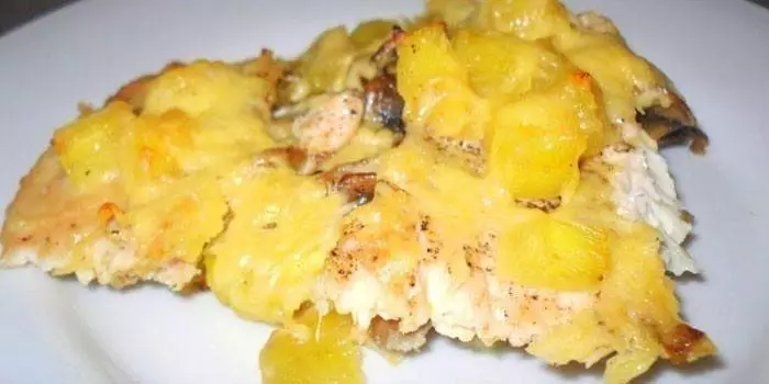 Morceau de poulet avec pommes de terre, ananas et fromage