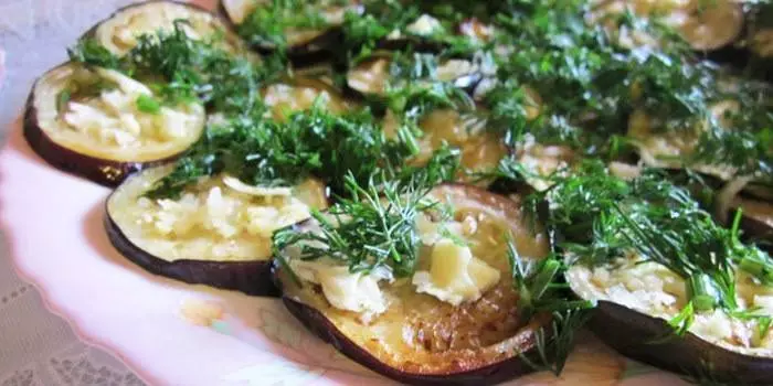 Fried eggplants nyob rau hauv ib lub lauj kaub