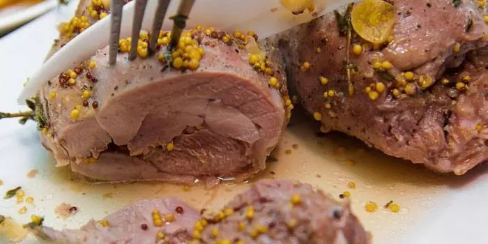 Carne preparada con semillas de mostaza