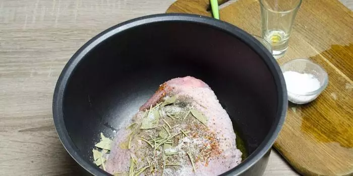 Pechuga con especias en olla de cocción lenta antes de cocinar