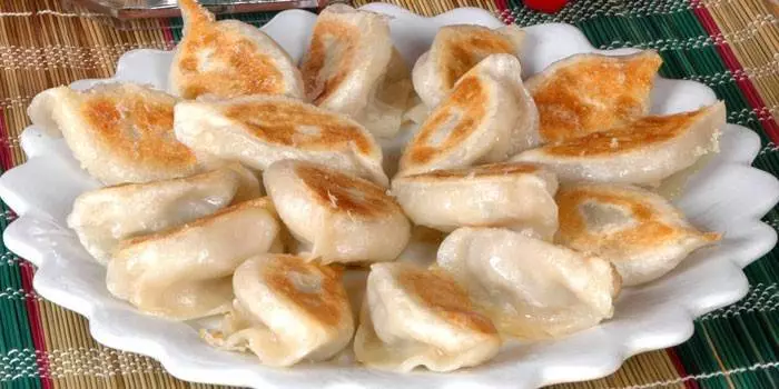 Ang mga dumpling ay inihurnong sa isang mabagal na kusinilya