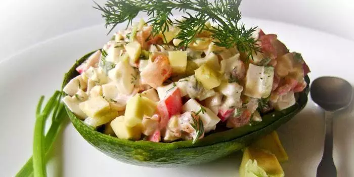 Salada de abacate e caranguejo