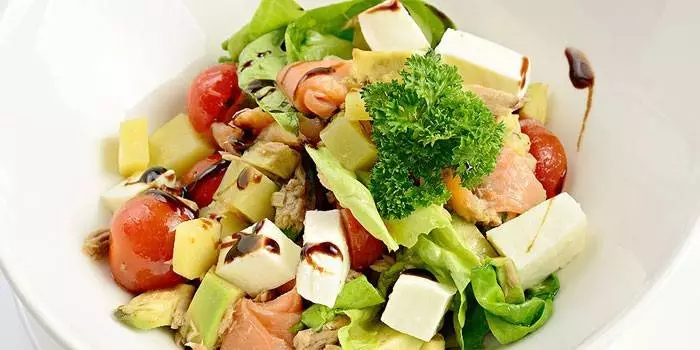 Salad bơ, cá hồi và cà chua