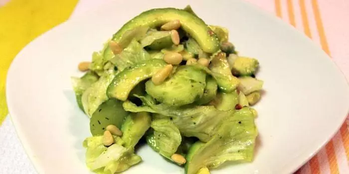 Avokado və xiyar salatı