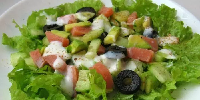 Salată cu pește roșu și castravete