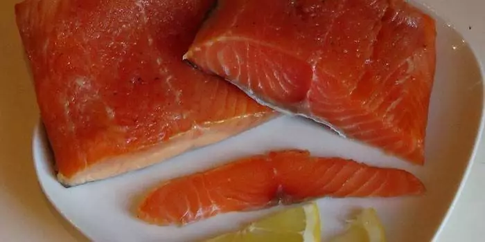 ຊີ້ນປາ salmon ສີບົວທີ່ມີກິ່ນຫອມ