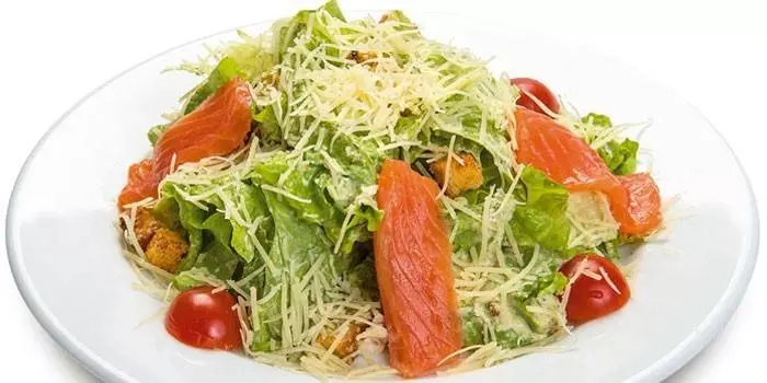 Salada Caesar com Peixe Vermelho