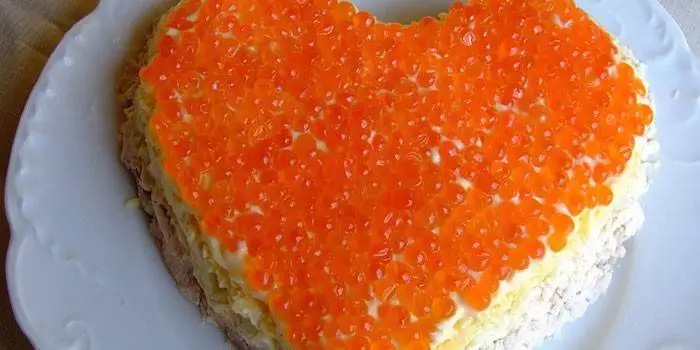 Salad na azụ uhie na caviar