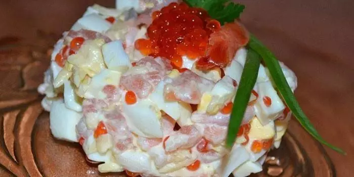 赤い魚とご飯のサラダ