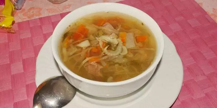 Soupe de chou à la choucroute dans une assiette