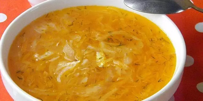 Soupe au chou maigre dans une assiette