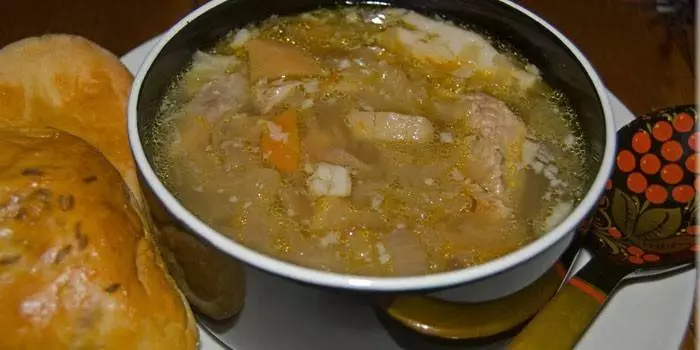 Soupe de chou à la viande prête dans une assiette