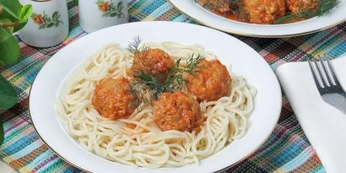 Almôndegas de carne com molho e macarrão