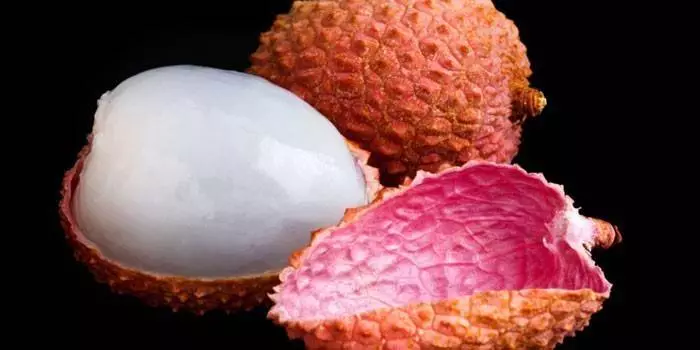 Peeled ndi unpeeled lychee