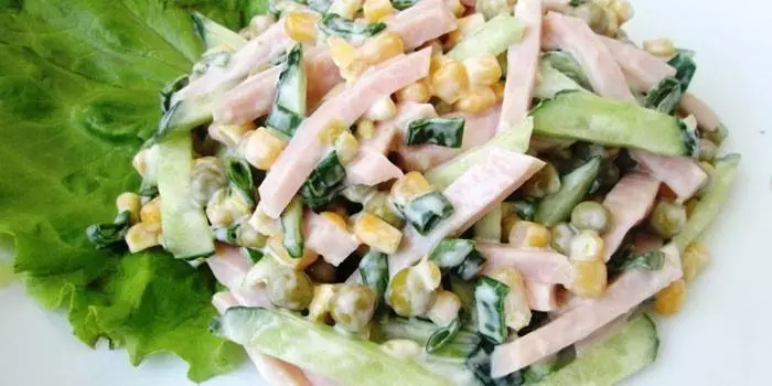 Mais- und Schinkensalat