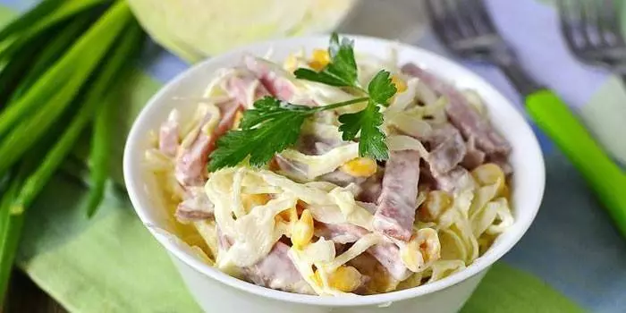 Kaabashka, sausage iyo salad hadhuudh