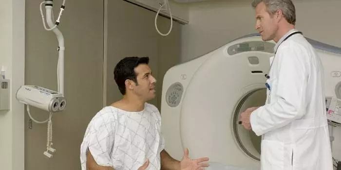 Адам менен дарыгер MRI бөлмөсүндө