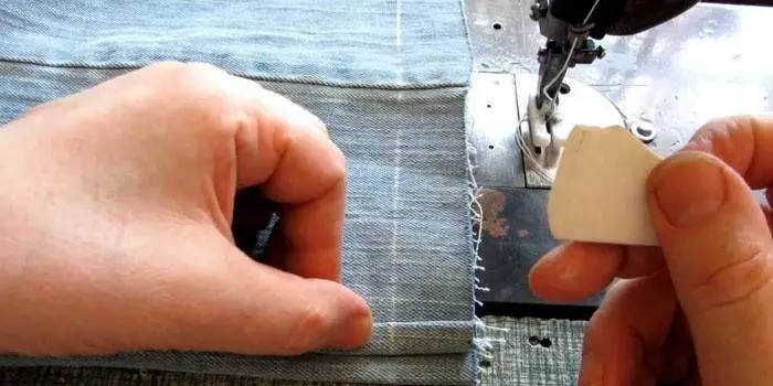 Marcatura gambe e macchina da cucire