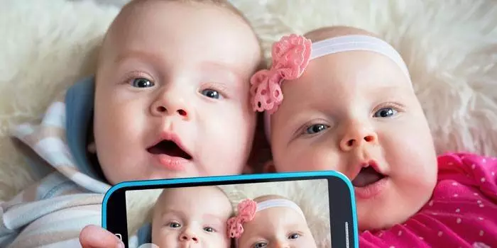Los gemelos son filmados en un teléfono inteligente.