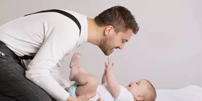 Άντρας με ένα μωρό