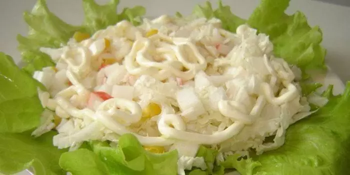 Sòs salad Crab ak chou Chinwa anvan ou sèvi yo