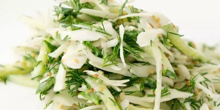 Salad bắp cải với dưa chuột và rau thơm