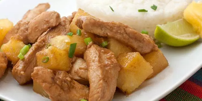 Laħam tat-tiġieġ b'biċċiet tal-ananas f'zalza teriyaki