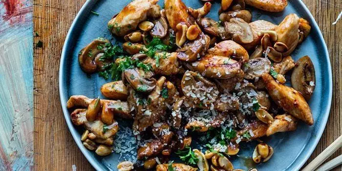 Viande de poulet aux champignons et noix