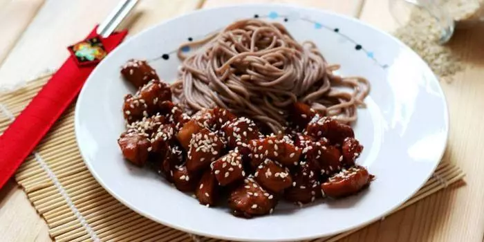 Morceaux de filet de poulet aux nouilles